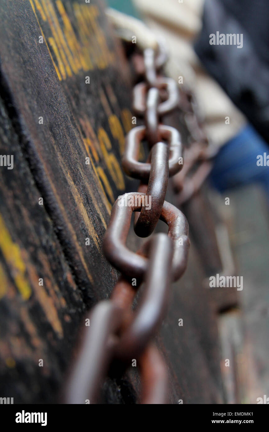 Rust chain hi-res stock photography and images - Alamy