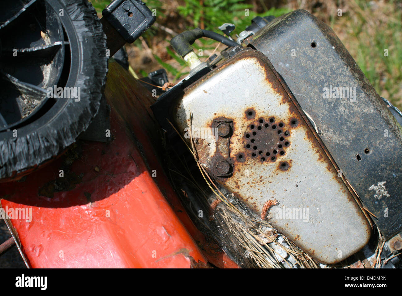 Rusted lawn mower Stock Photo - Alamy