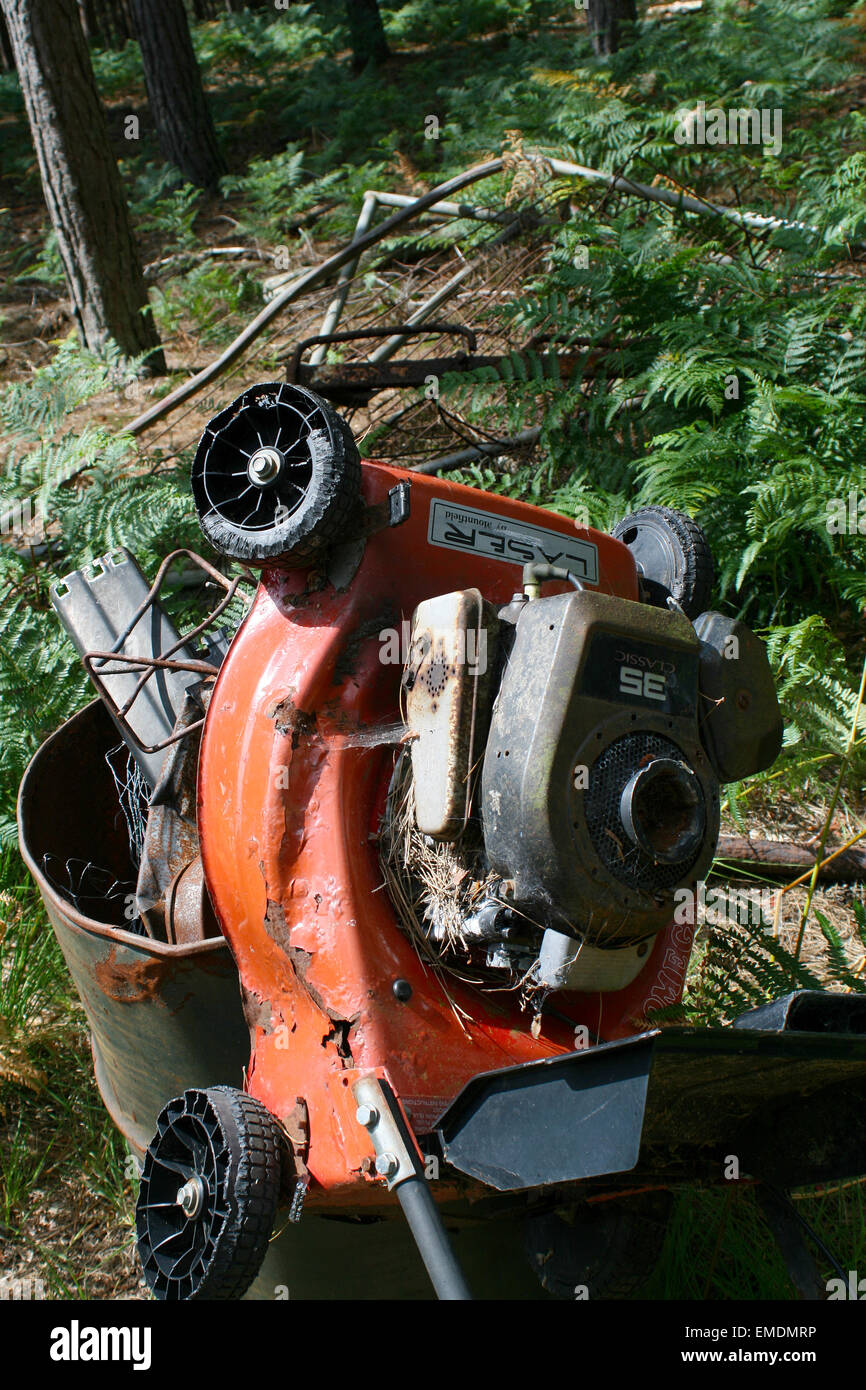 Rusted lawn mower Stock Photo - Alamy