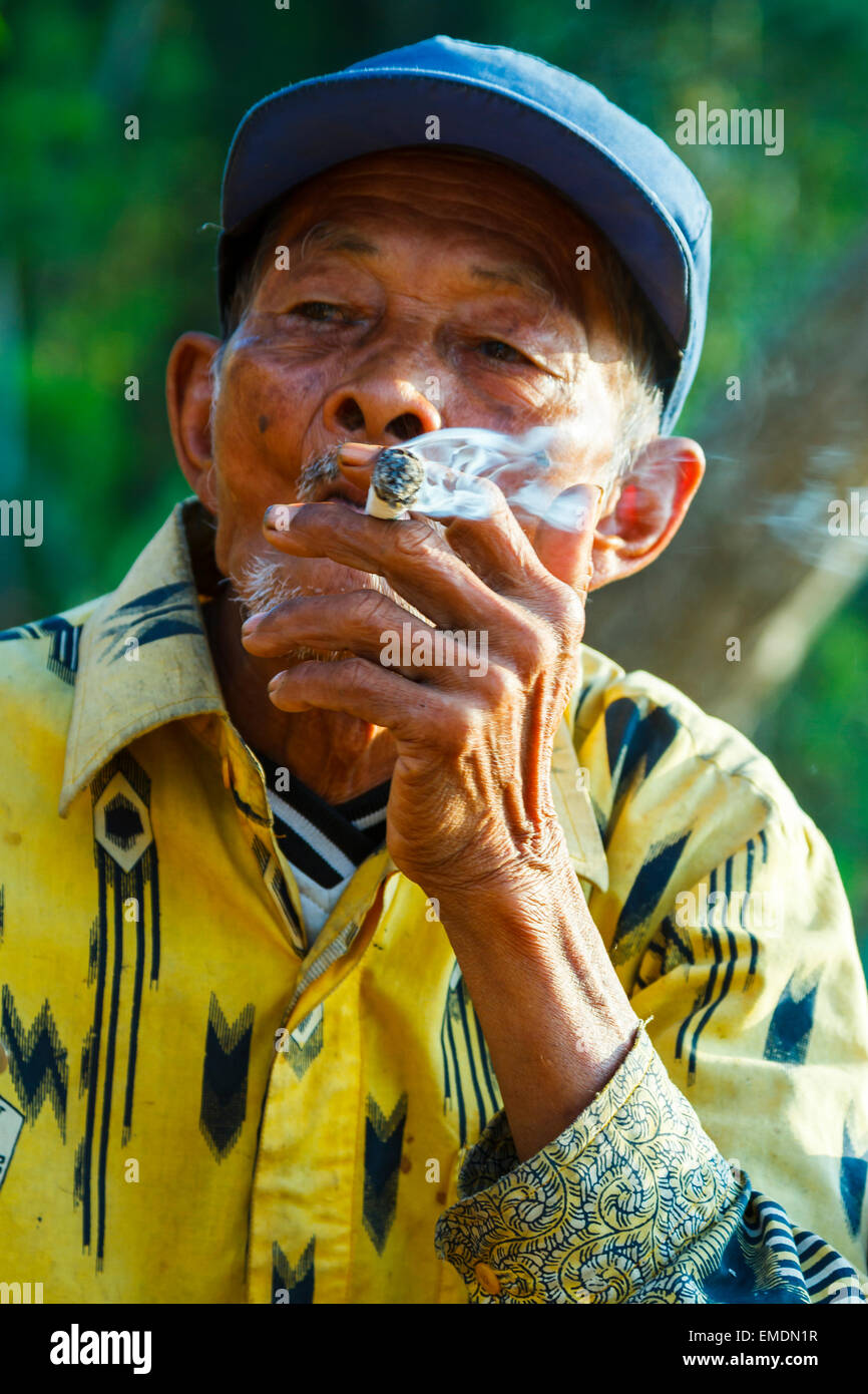 Old man smoking hi-res stock photography and images - Alamy