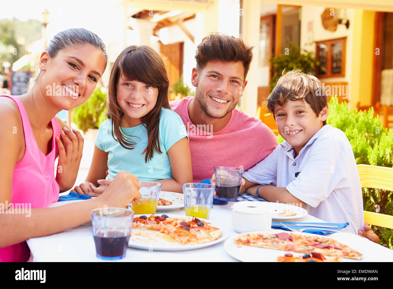 Family eating restaurant hi-res stock photography and images - Alamy