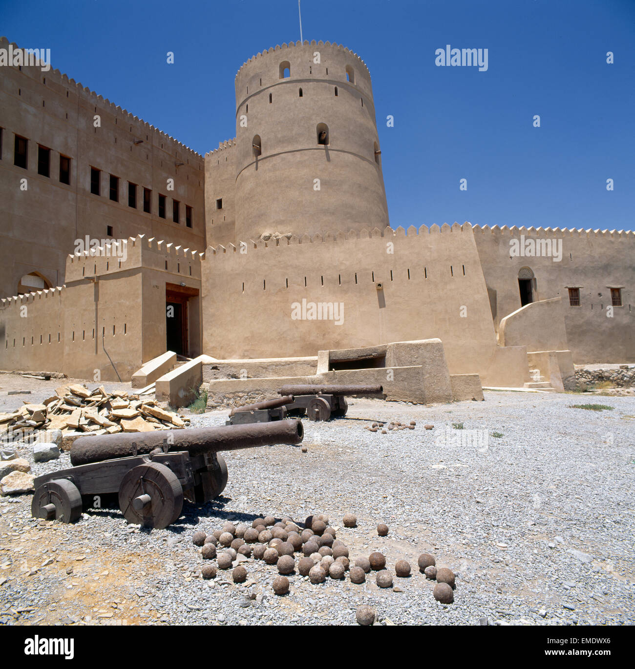 Rustaq Oman Fort And Cannons Stock Photo - Alamy