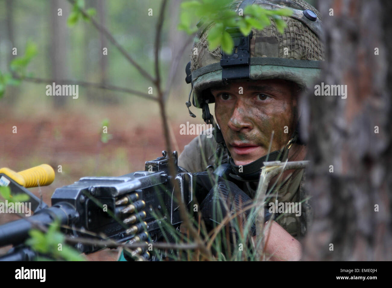 British paratroopers assigned to the 16th Air Assault Brigade conduct a ...