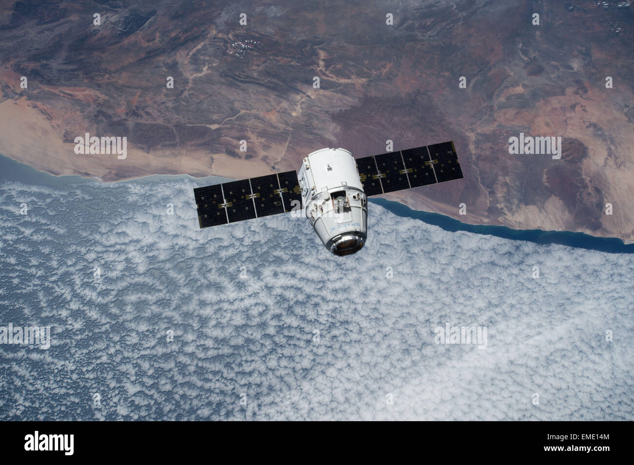 The SpaceX Dragon cargo spacecraft approaches the International Space ...