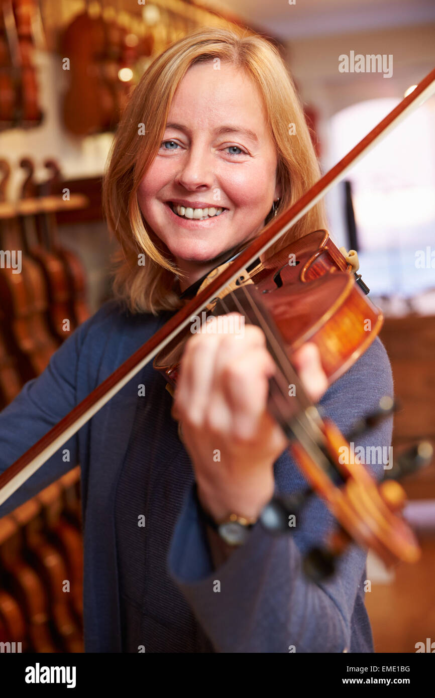Female violin maker hi-res stock photography and images - Alamy