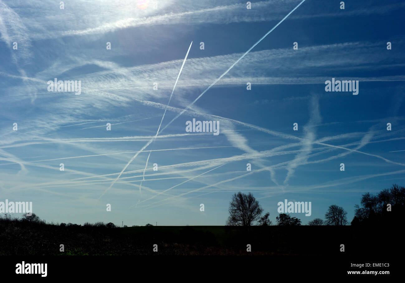 Aircraft condensation trails hi-res stock photography and images - Alamy