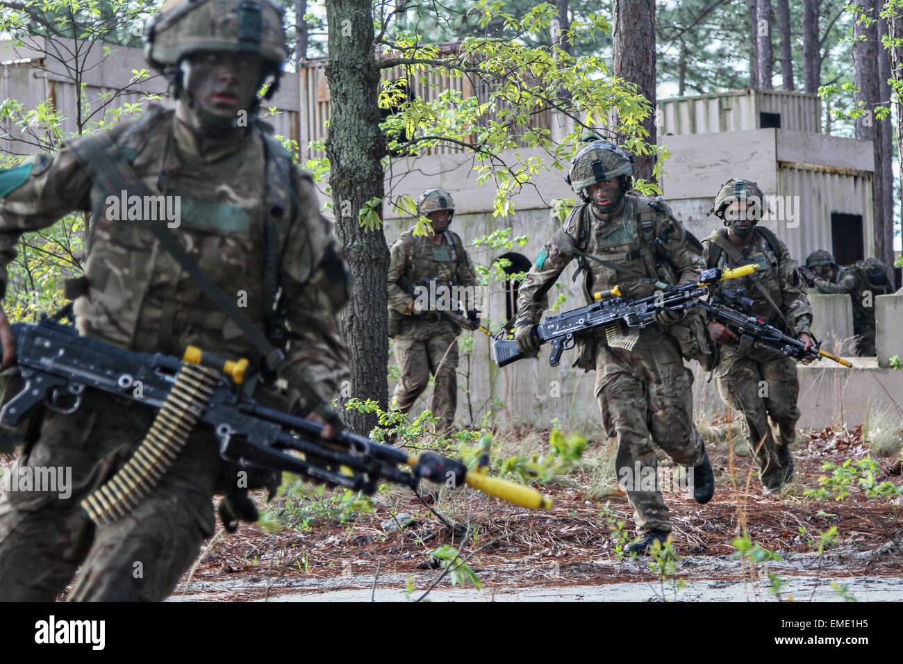 British paratroopers assigned to the 16th Air Assault Brigade conduct a ...