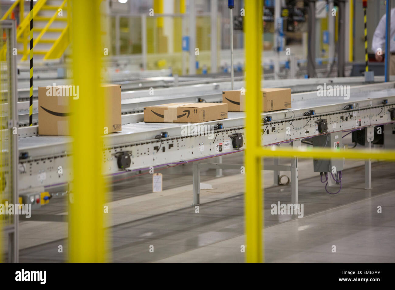 Conveyor belt boxes hi-res stock photography and images - Alamy