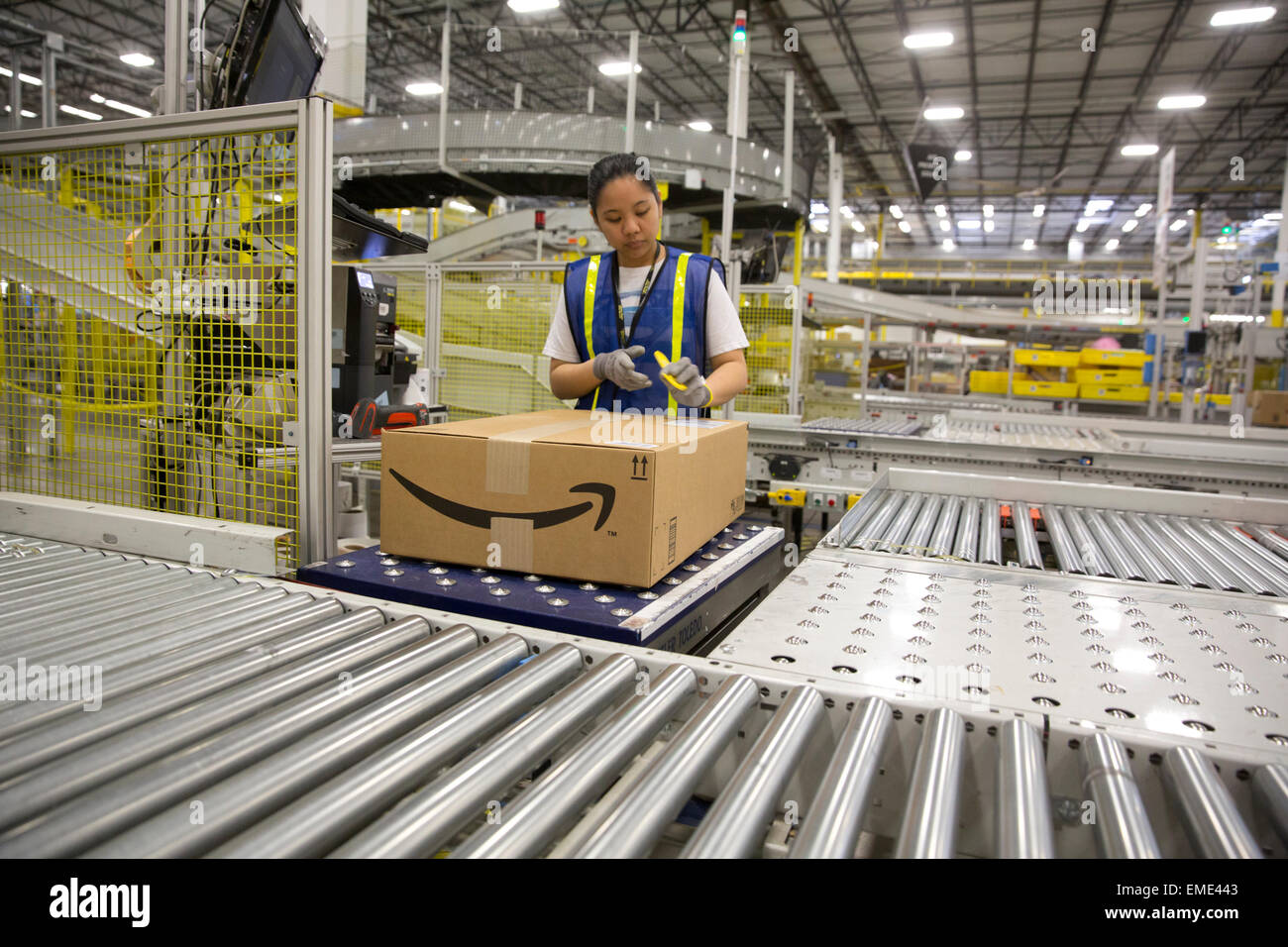 Amazon package scan hi-res stock photography and images - Alamy