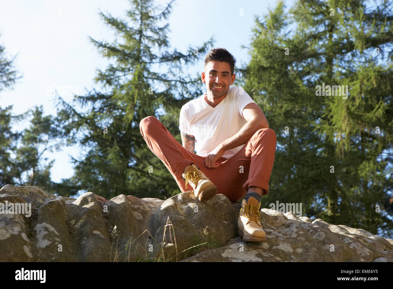 People sitting on rock hi-res stock photography and images - Alamy