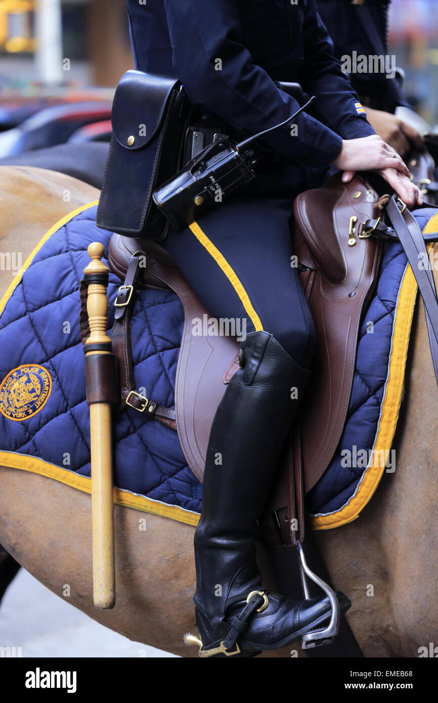 Mounted nypd officers on patrol hi-res stock photography and images - Alamy