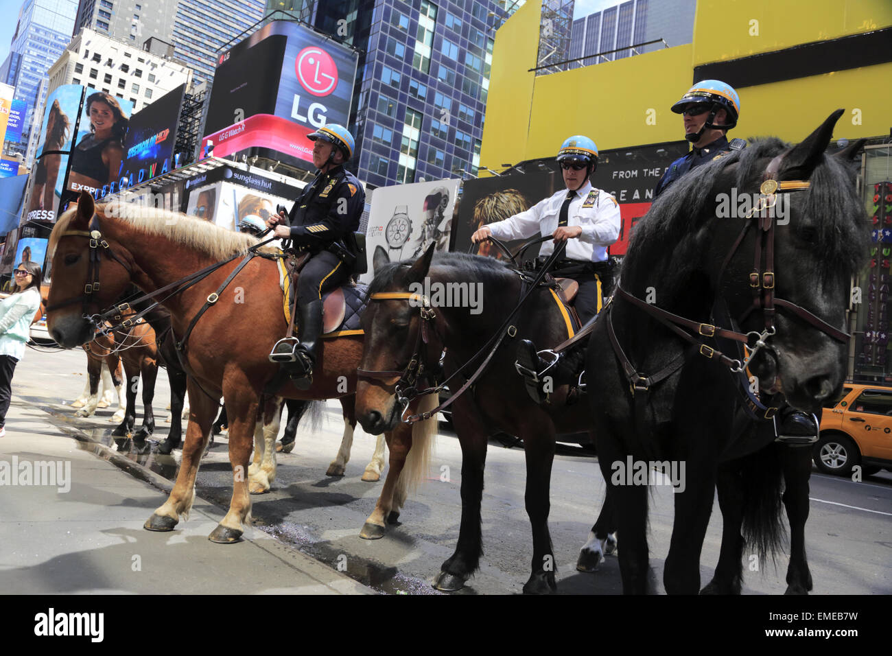Nypd police officers on horse hi-res stock photography and images - Alamy
