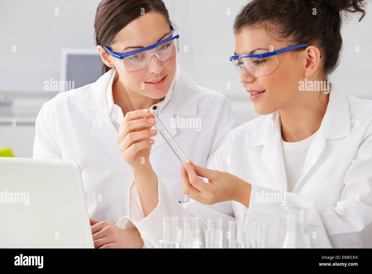 Two female laboratory technicians hi-res stock photography and images ...