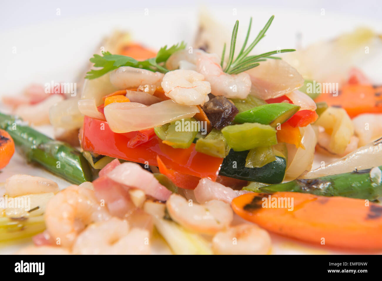 tempered salad of prawns, asparagus and vegetables Stock Photo - Alamy