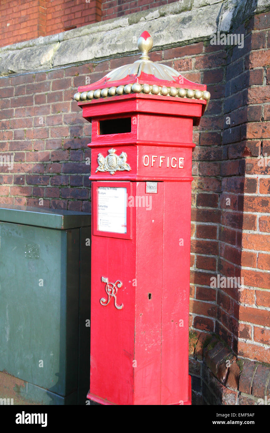 Royal mail post bus hi-res stock photography and images - Alamy