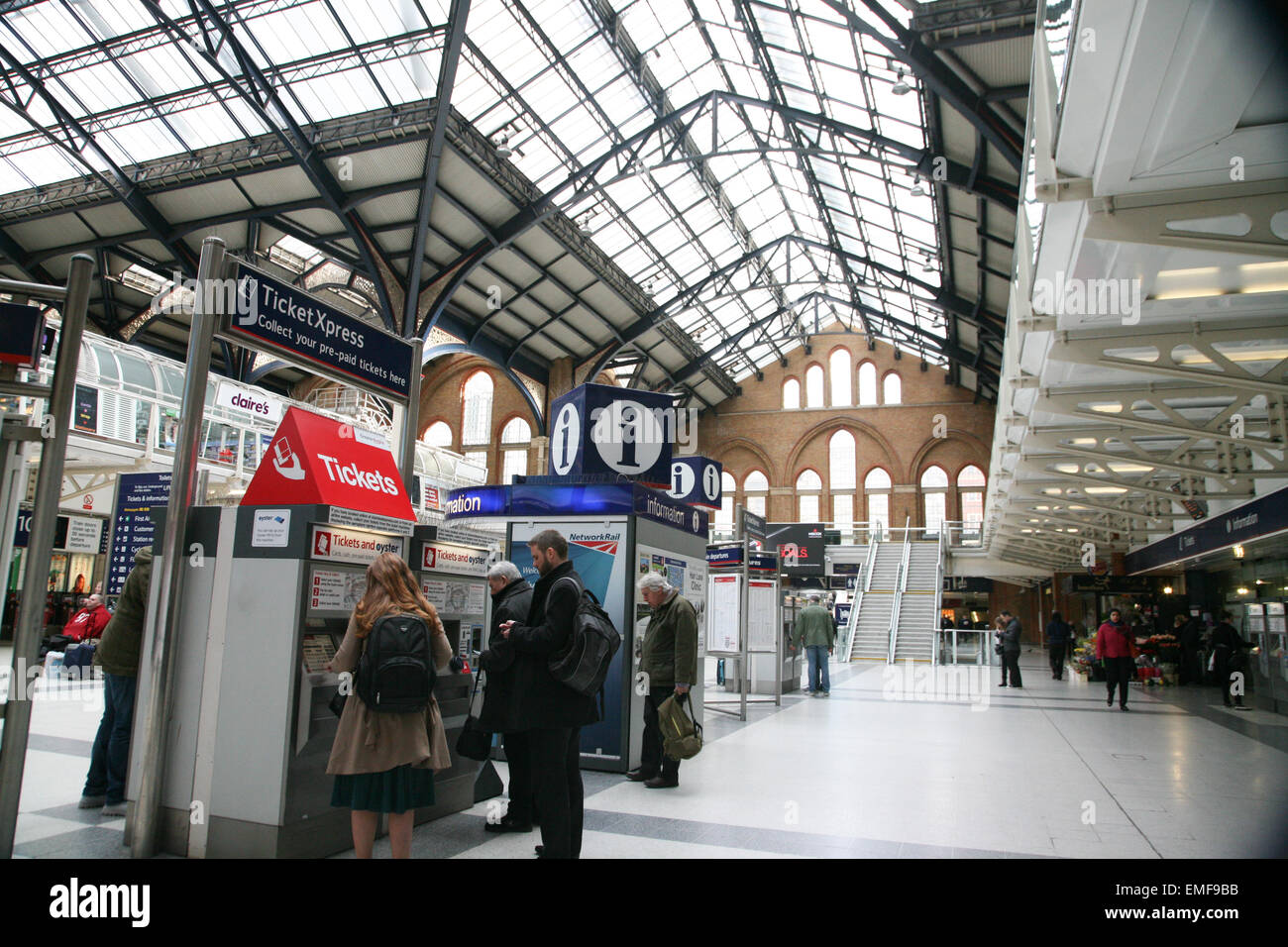 Liverpool street underground station hi-res stock photography and ...