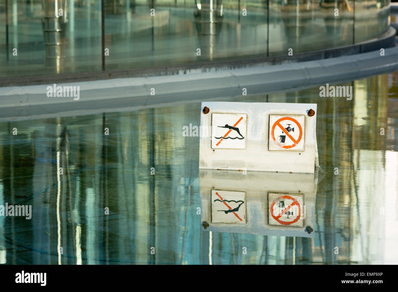 No swimming fountain sign hi-res stock photography and images - Alamy