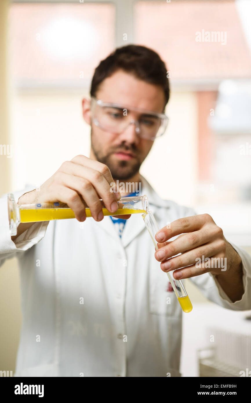Chemist man hi-res stock photography and images - Alamy