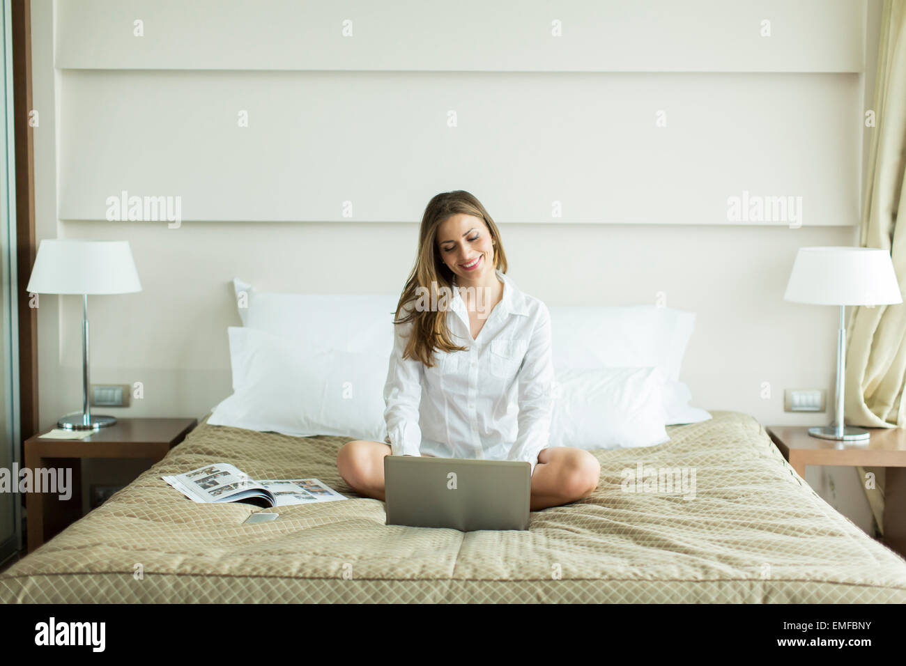 Woman in the bed with laptop Stock Photo - Alamy