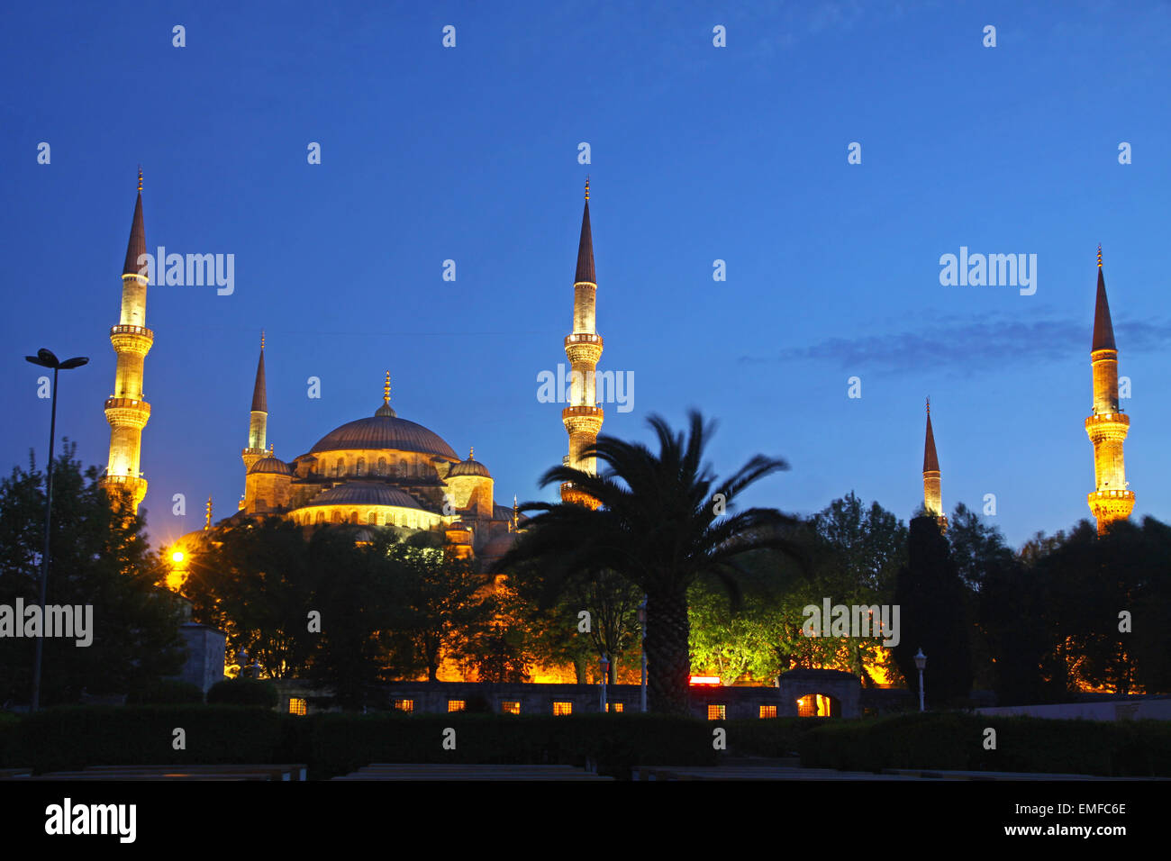 Sultan Ahmed Mosque at night. Historic mosque in Istanbul, Turkey Stock ...