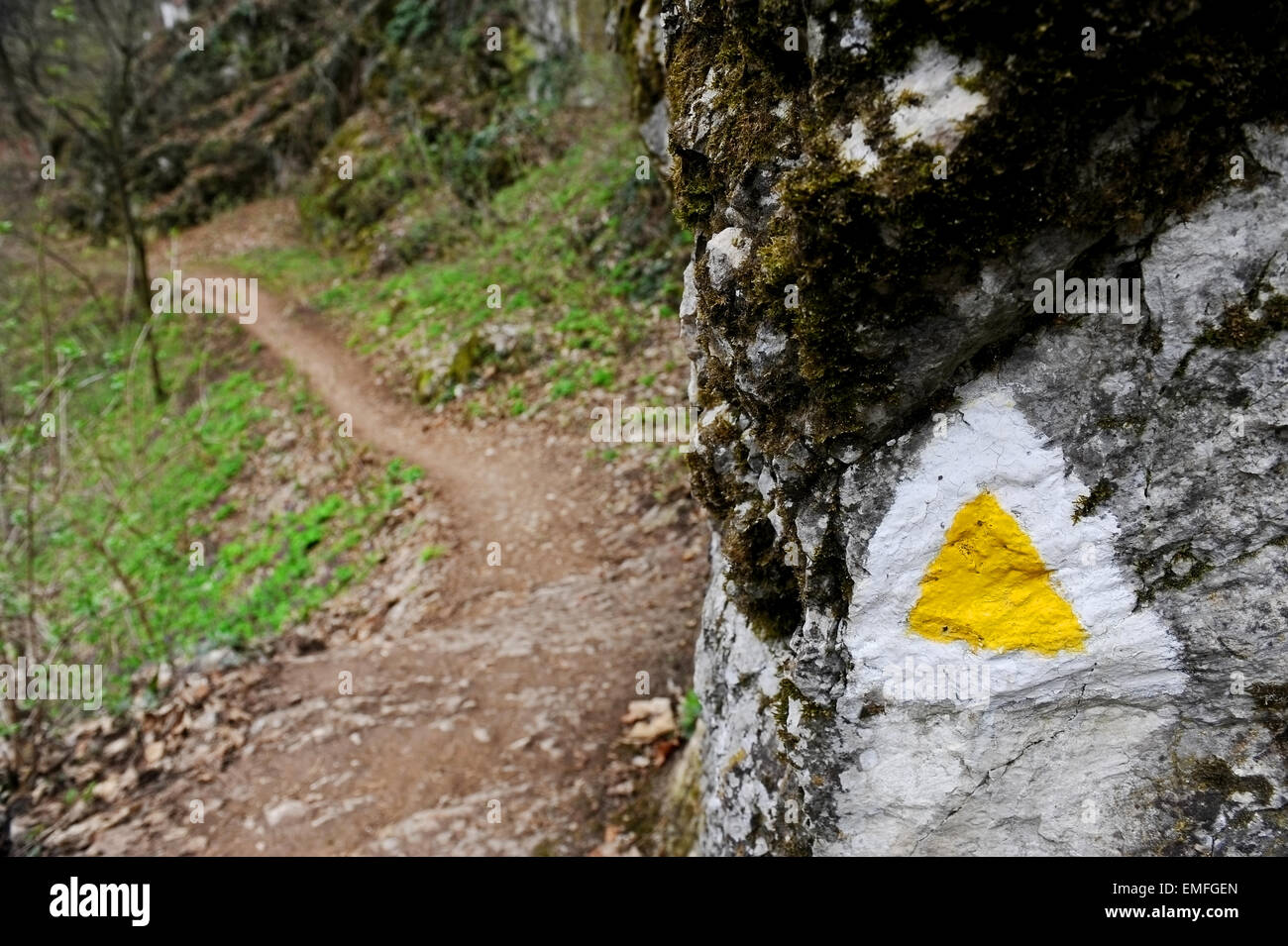 Yellow triangle hiking trail sign hi-res stock photography and images ...