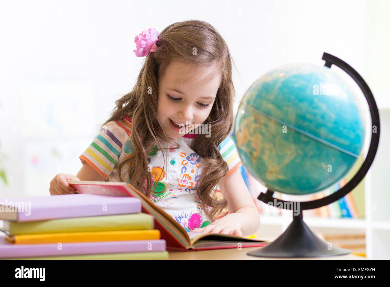 little girl reading book Stock Photo - Alamy
