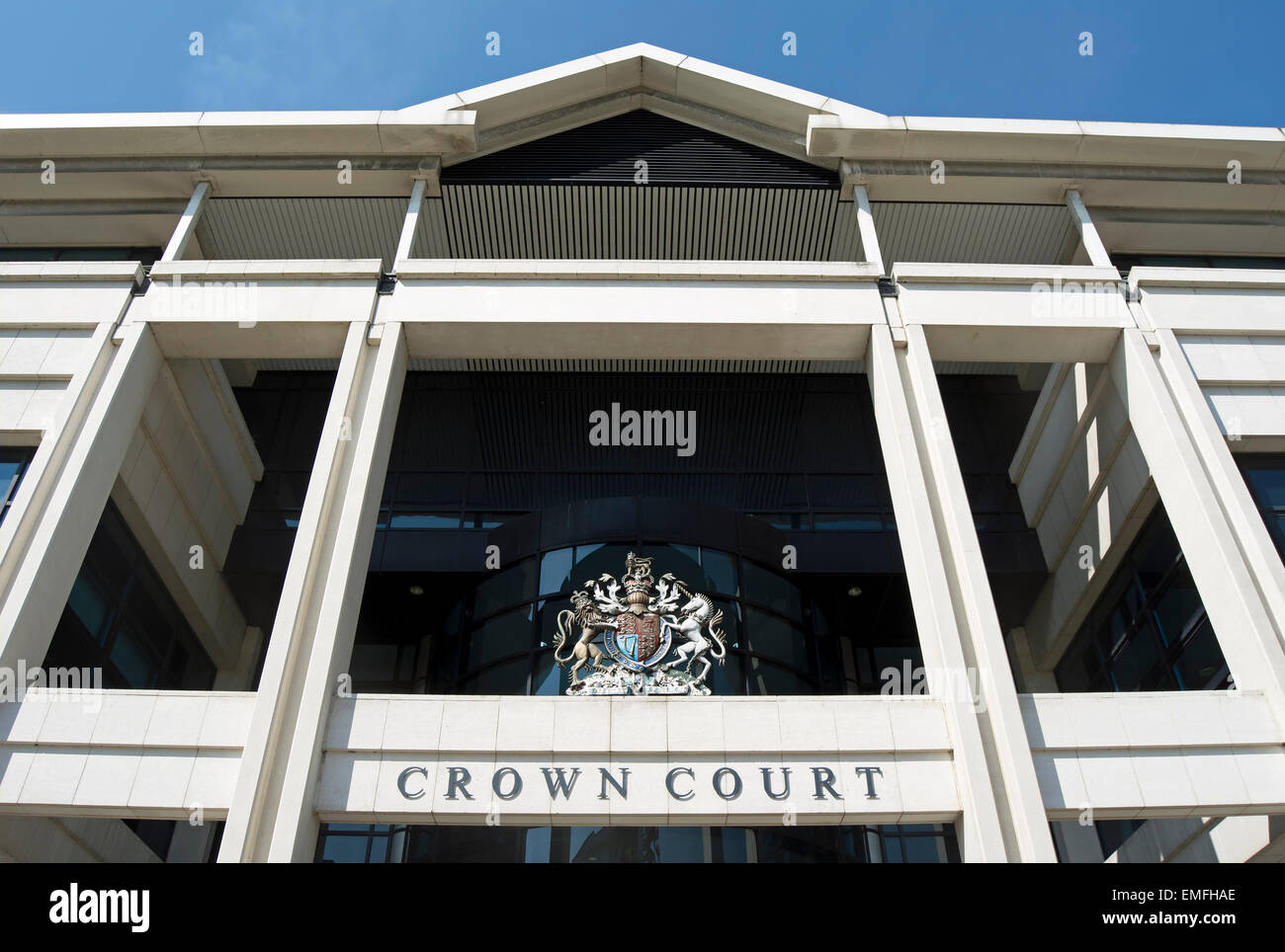 Royal coat of arms crown court hi-res stock photography and images - Alamy