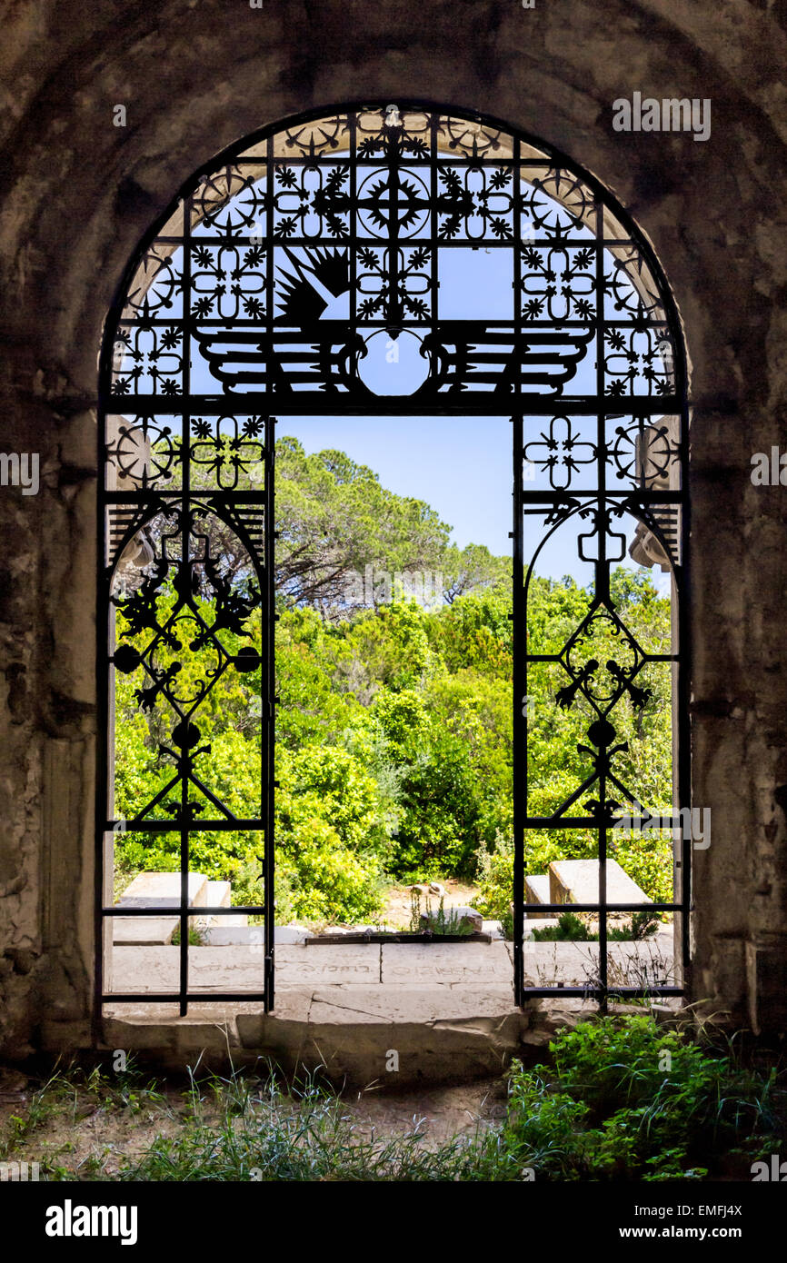 View through iron gate hi-res stock photography and images - Alamy