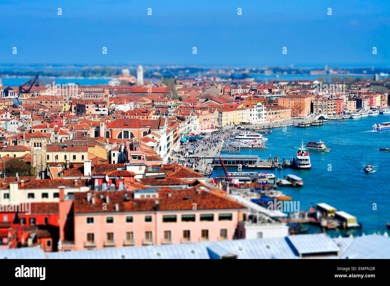 Italia castelo tourist destination hi-res stock photography and images ...