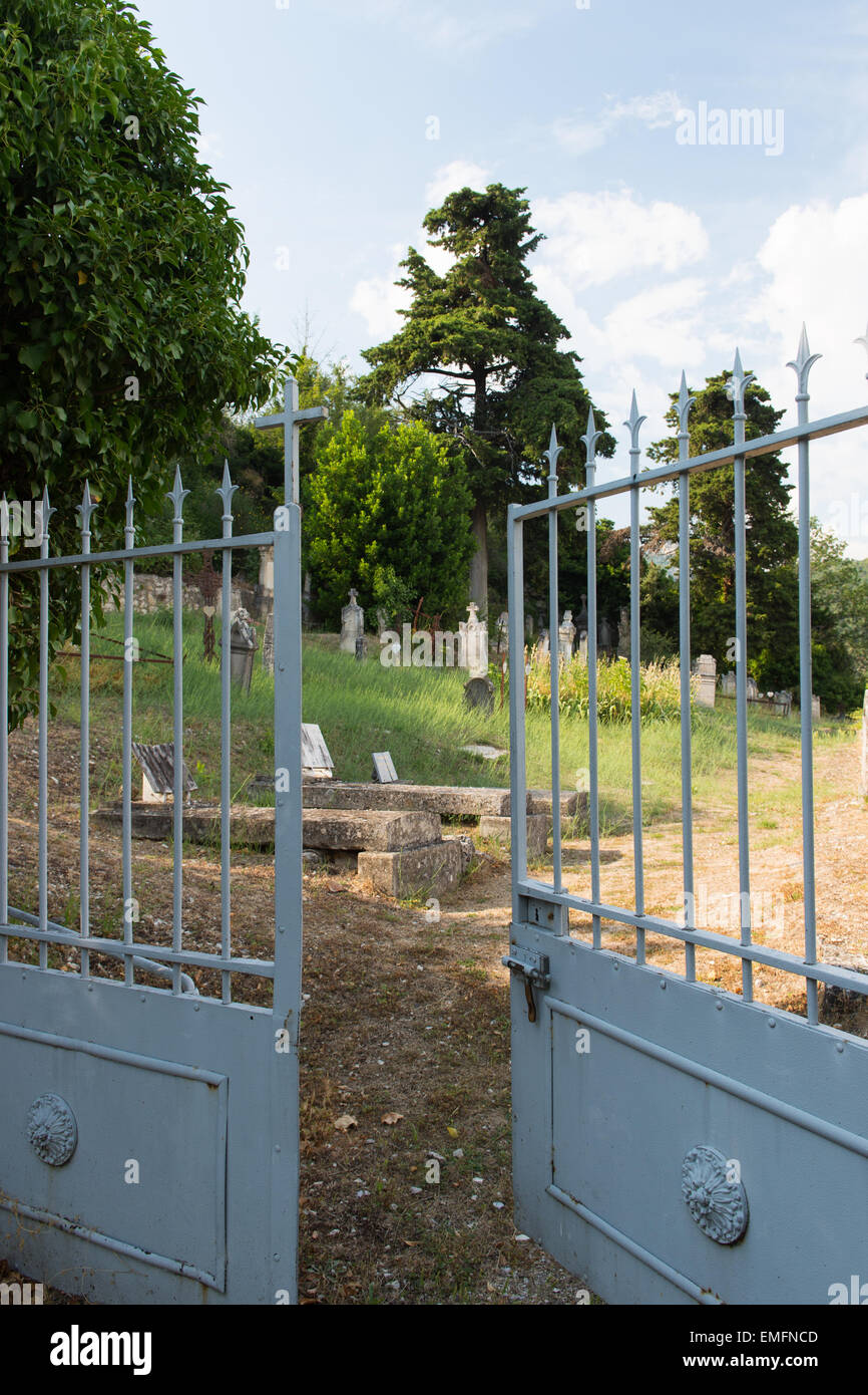 Open graveyard metal fence hi-res stock photography and images - Alamy