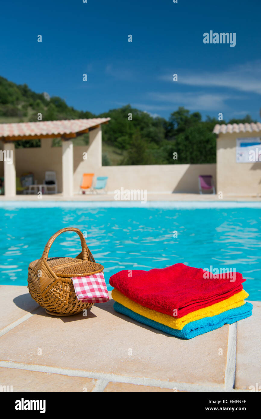 picnic basket at the swimming pool Stock Photo - Alamy