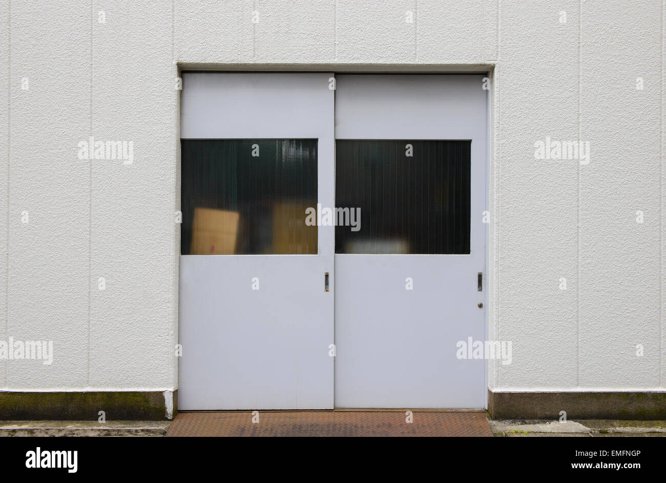 Empty warehouse garage hi-res stock photography and images - Alamy