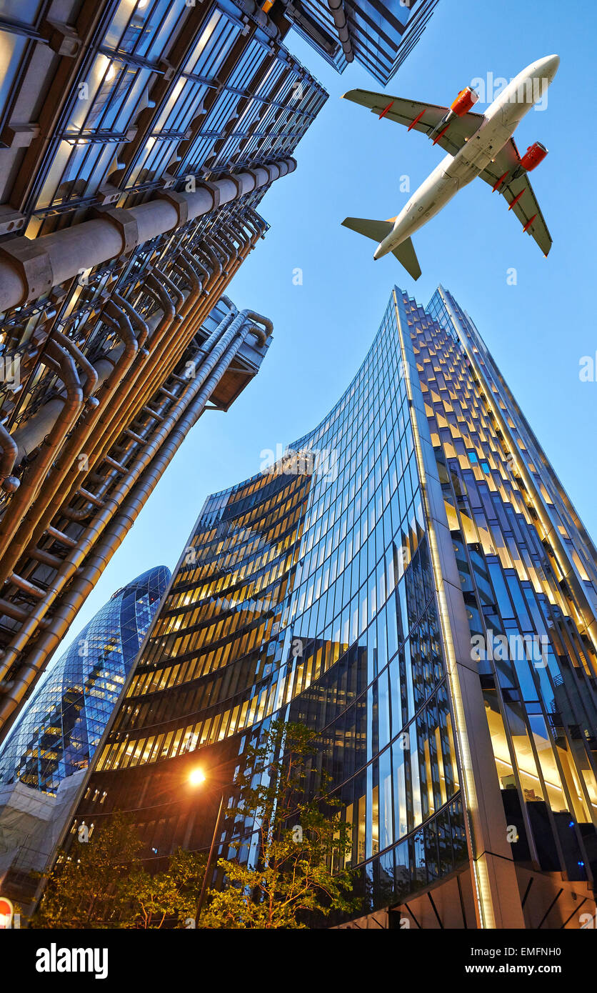 London skyscraper plane flying hi-res stock photography and images - Alamy
