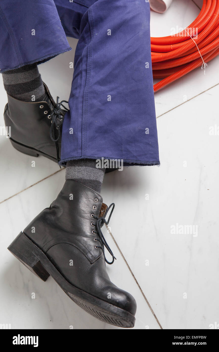 Plumber fixing kitchen Stock Photo - Alamy