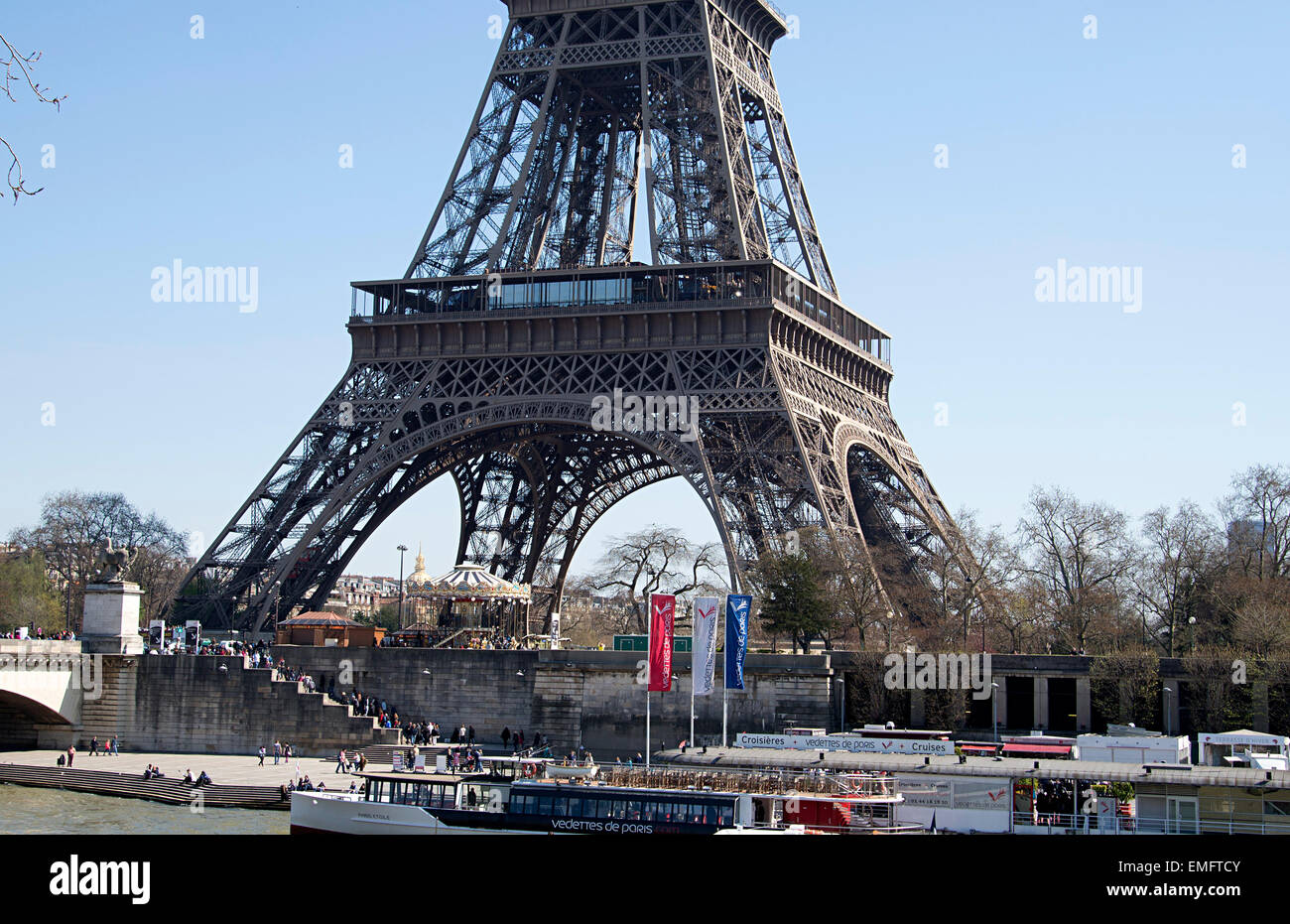 Paris sightseeing boats eiffel tower hi-res stock photography and ...