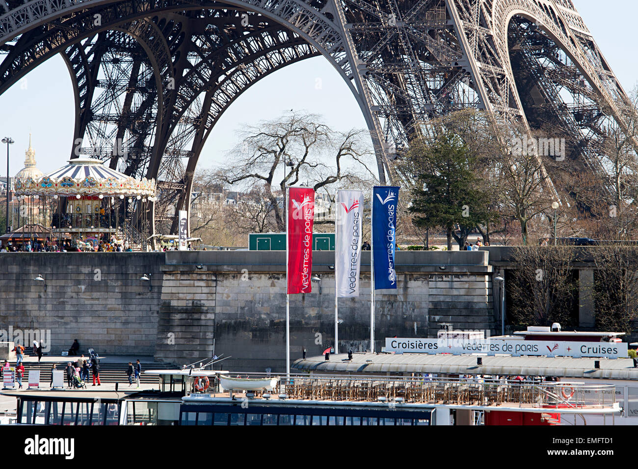 Paris sightseeing boats eiffel tower hi-res stock photography and ...