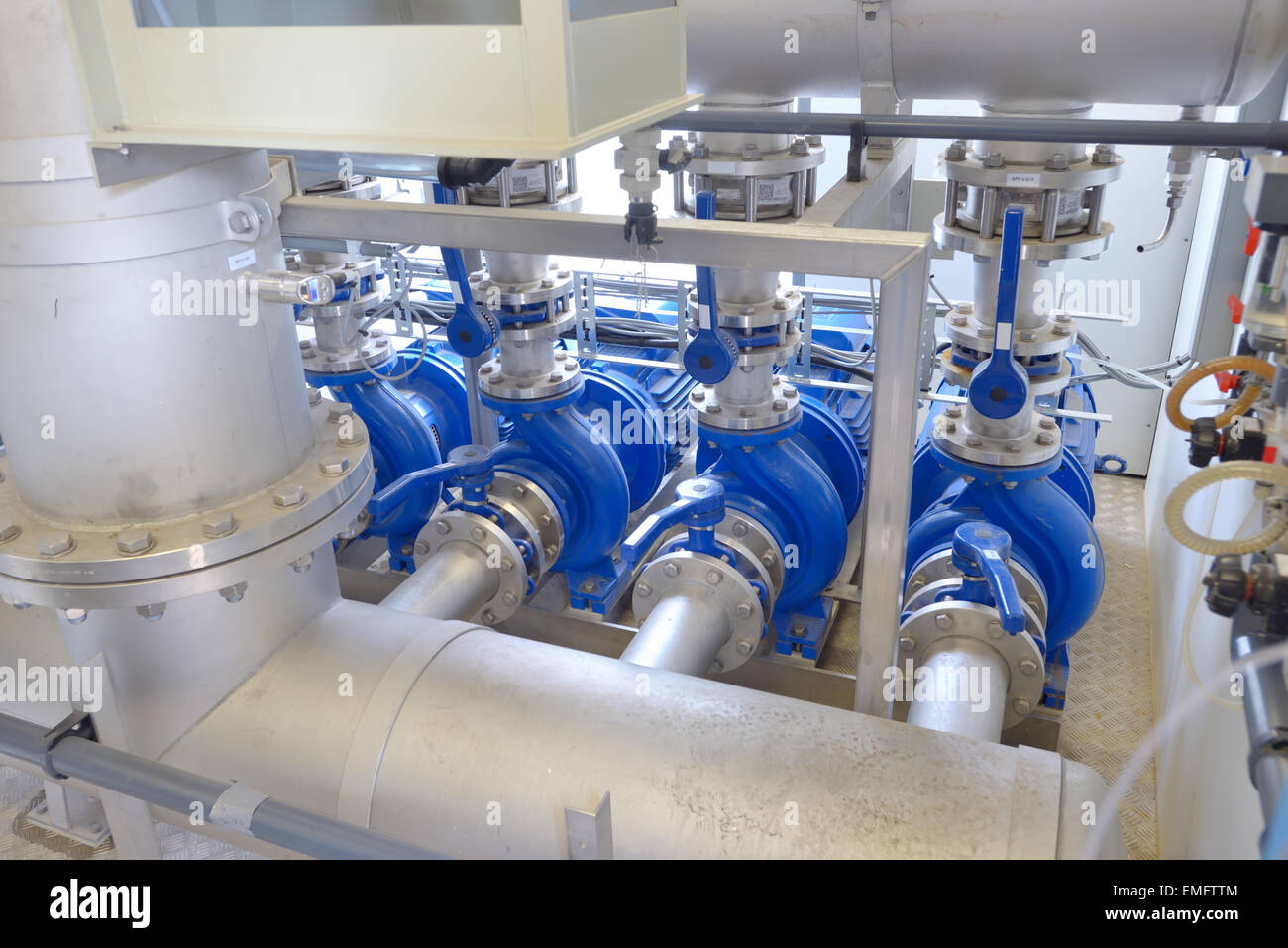 Piping chemical plant hi-res stock photography and images - Alamy