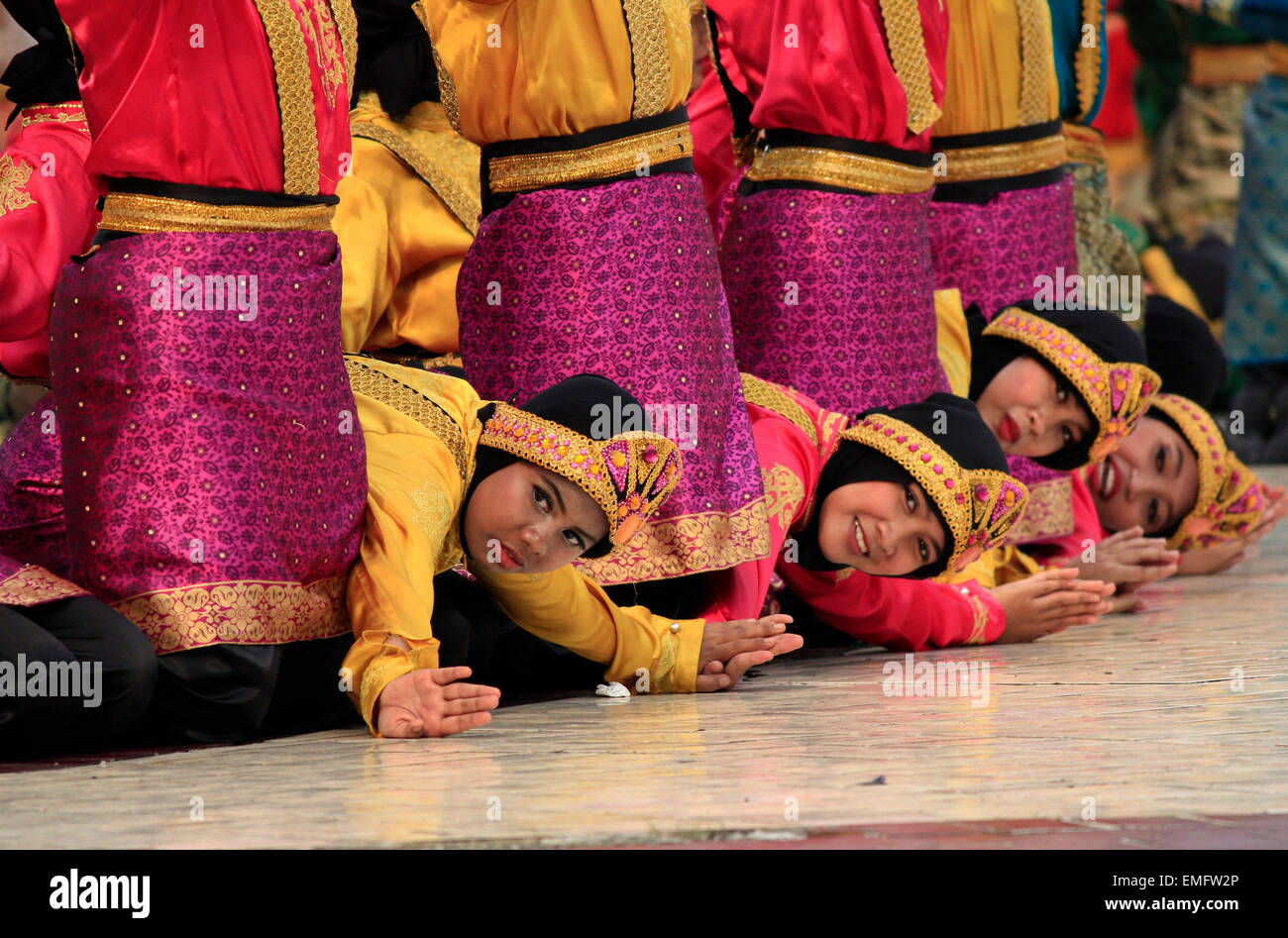 Saman dance indonesia hi-res stock photography and images - Alamy