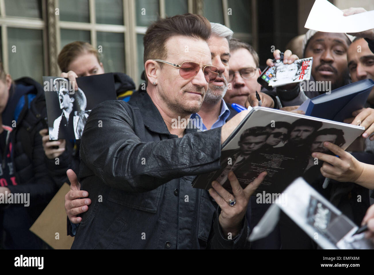 Rock band u2 sign autographs hi-res stock photography and images - Alamy
