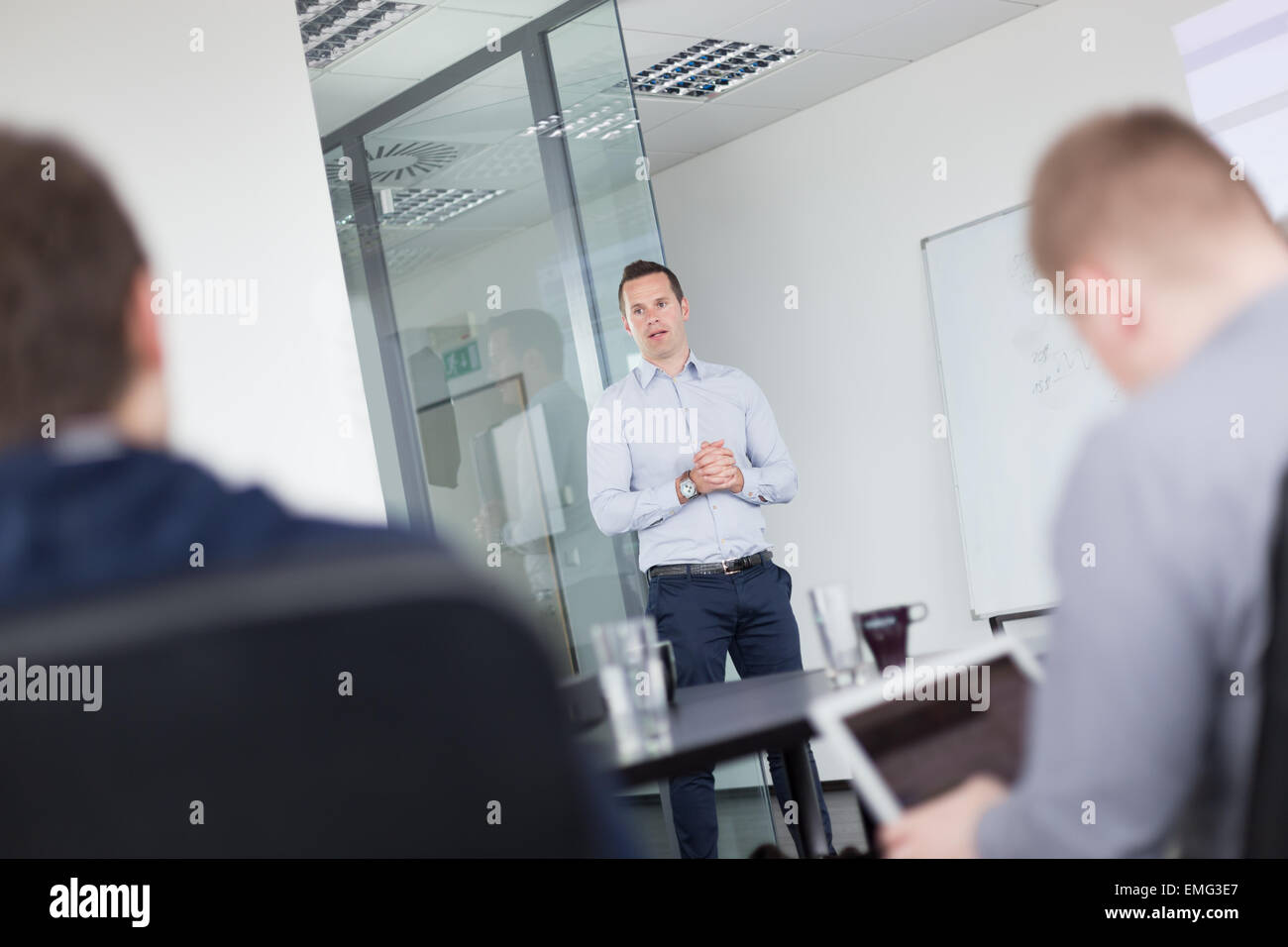 Business meeting room presentation hi-res stock photography and images ...