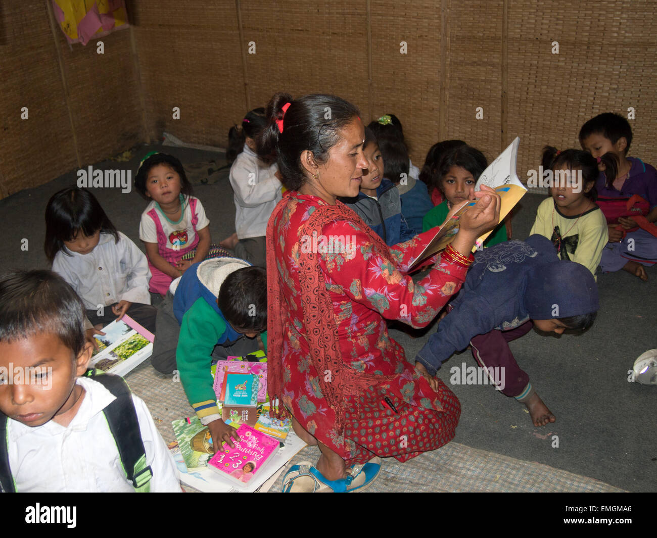 Teacher teaching hi-res stock photography and images - Alamy