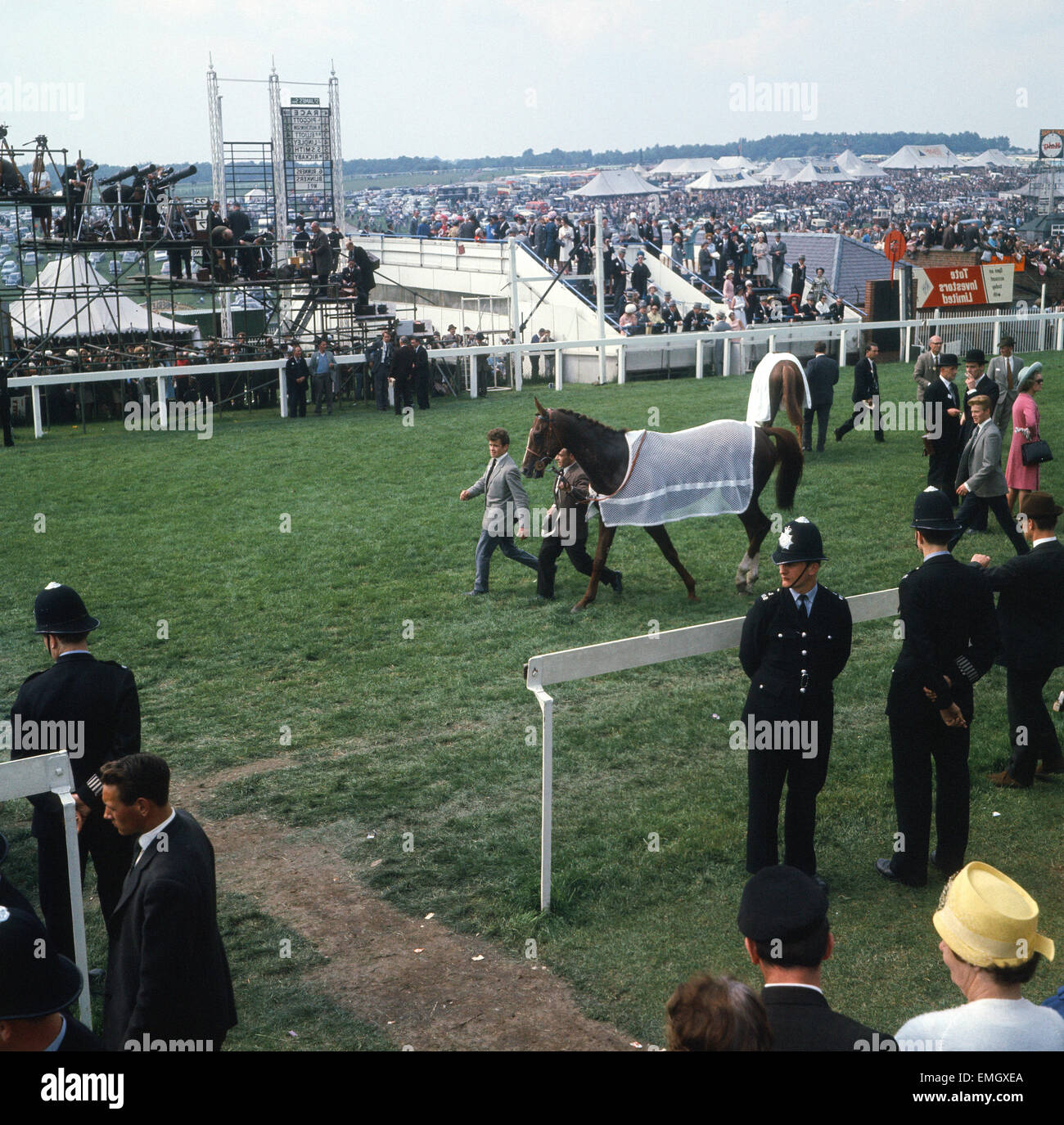 Epsom derby 1960s hi-res stock photography and images - Alamy
