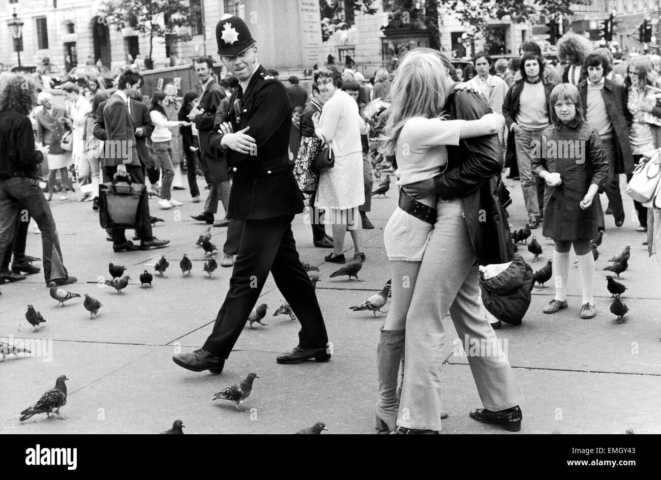 1970s couple kissing hi-res stock photography and images - Alamy