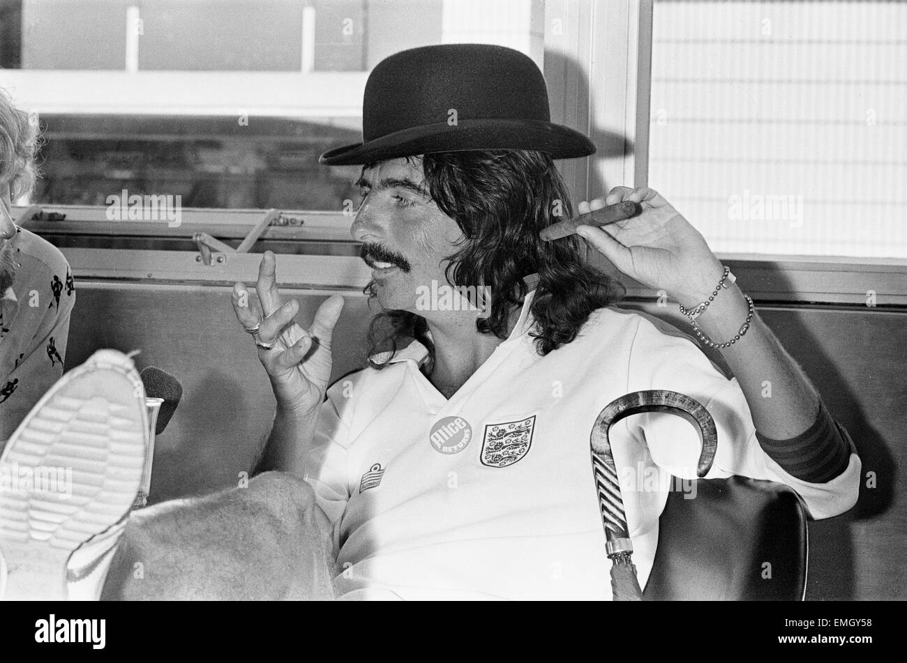 American rock singer Alice Cooper wearing a bowler hat and England ...