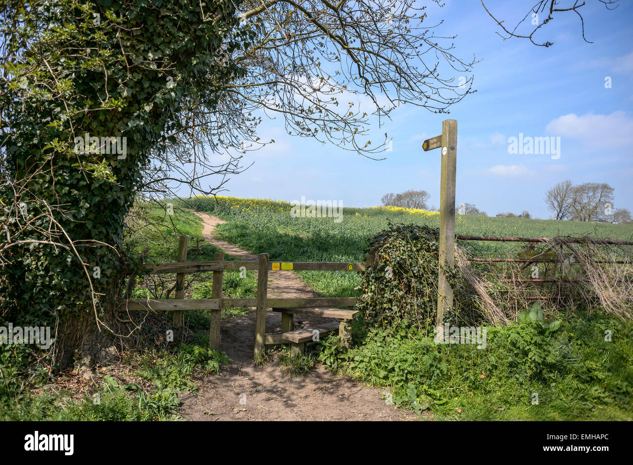 Footpath path pathway fence hi-res stock photography and images - Alamy