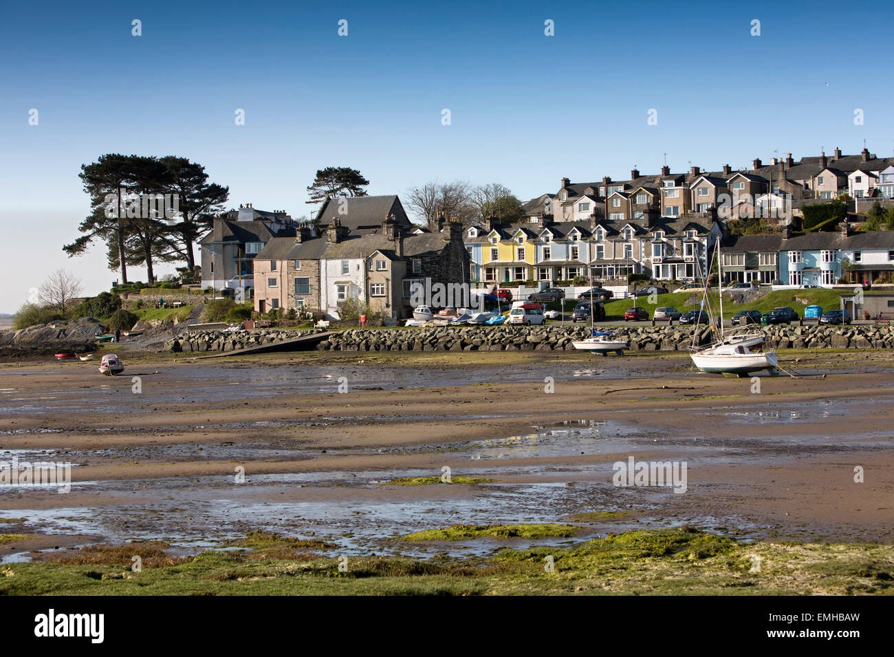 UK, Wales, Gwynedd, Porthmadog, Borth-Y-Gest, seafront houses and ...