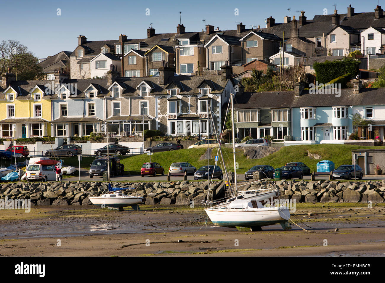 UK, Wales, Gwynedd, Porthmadog, Borth-Y-Gest, seafront houses and ...