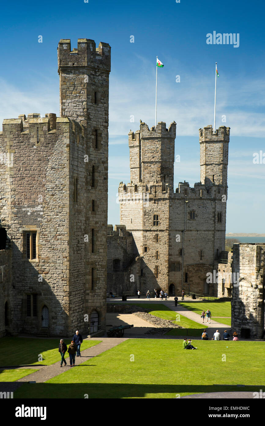 UK, Wales, Gwynedd, Caernarfon, Caernarfon Castle, visitors in Upper ...