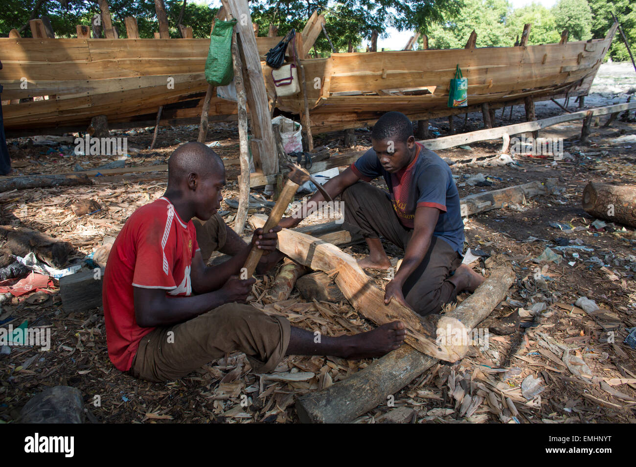traditional dhow building in Zanzibar Stock Photo - Alamy
