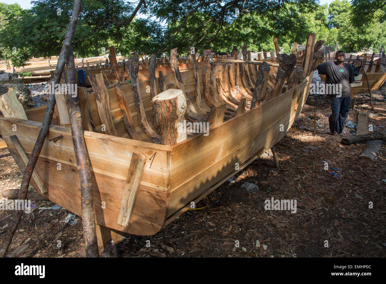 traditional dhow building in Zanzibar Stock Photo - Alamy